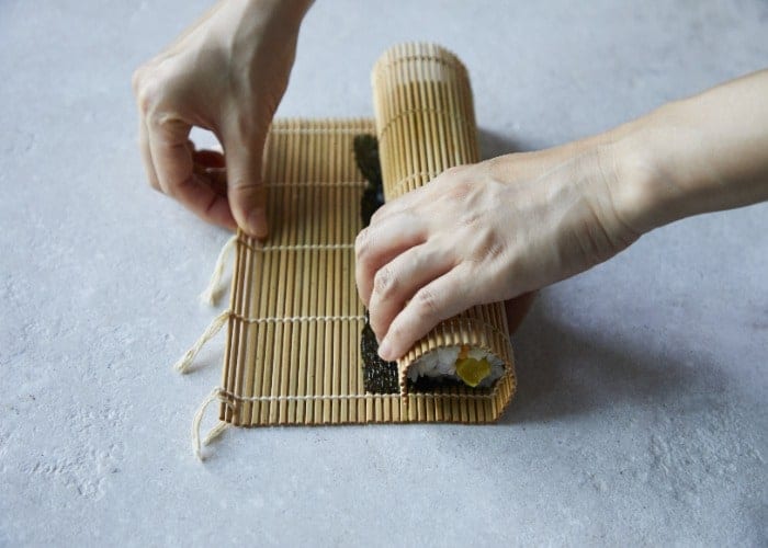 Sushi mat/makisu | Glossary | Kikkoman Corporation